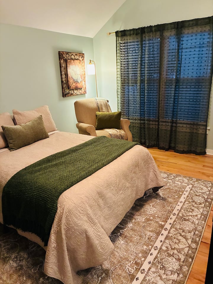 Cozy Room In Tranquil Craftsman Style House - Athens, GA
