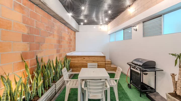 Modern Loft | Private Jacuzzi + A/c & Parking - Medellín
