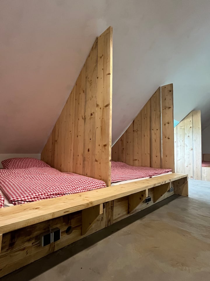 Gemütliches Bett In Holzoase Unterm Dach - Mannheim
