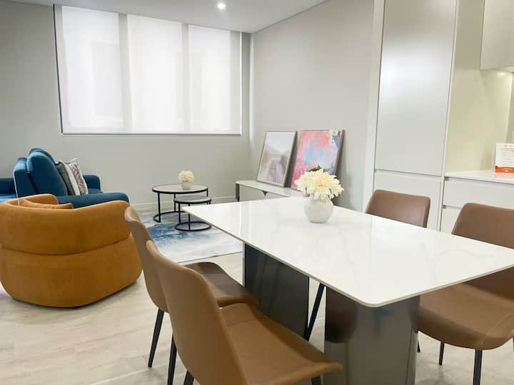 Bright Apartment In Caringbah – Walk To Station - South Cronulla Beach, New South Wales