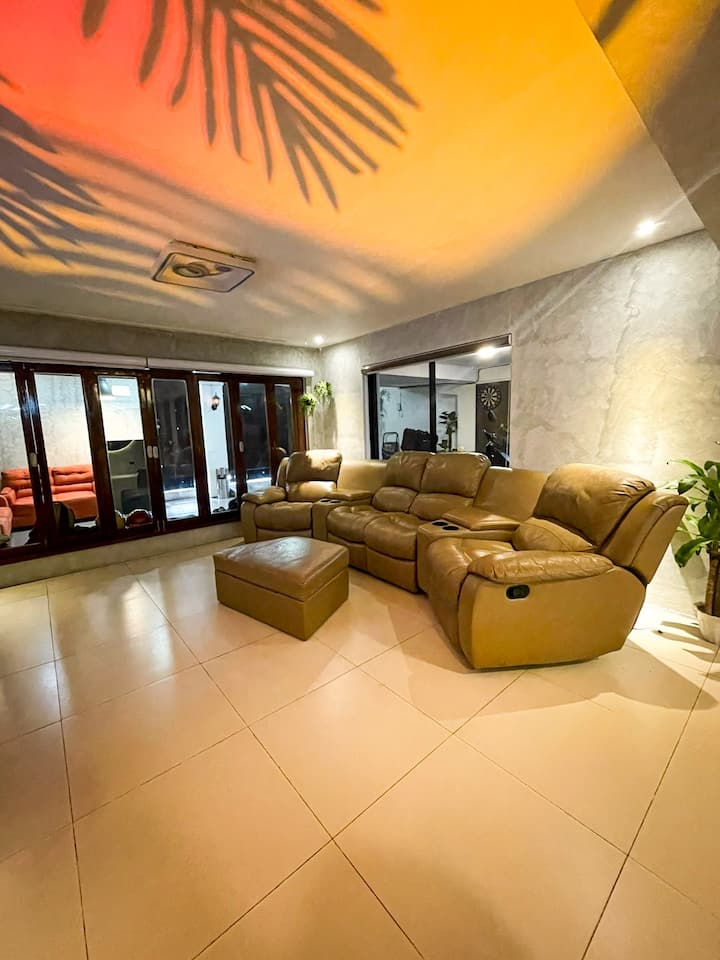 Luxurious 4 Br Home At Makati With Ktv And Parking - Manila