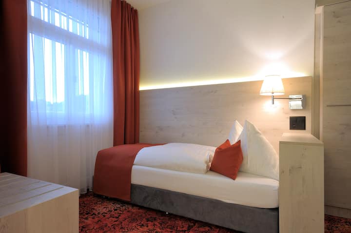 Single Room With City View By The Lake Thun - Spiez