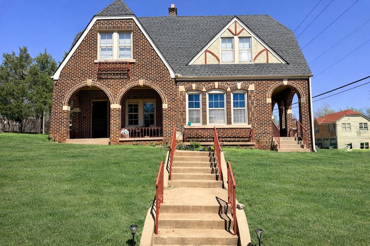 W Hill St Retreat / Paseo - United States