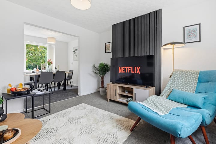 Modern Home Close To Events With Parking - Oldham