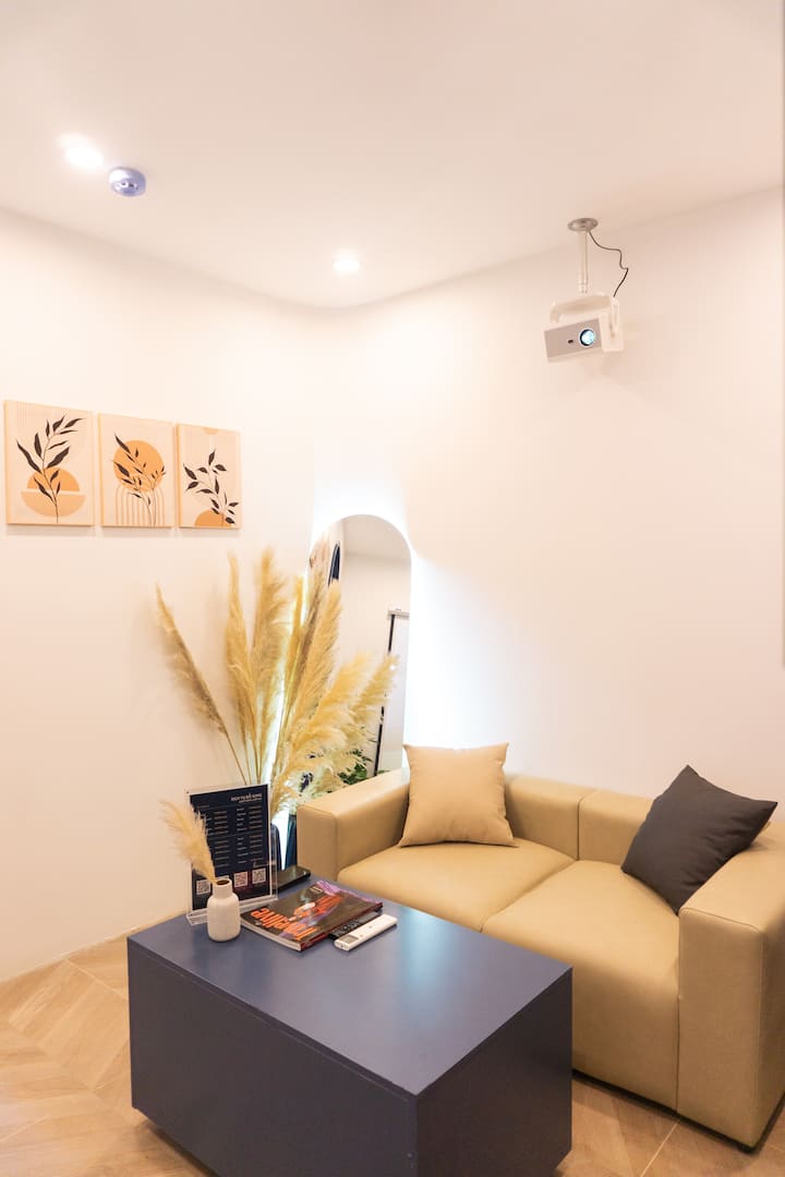 Căn Hộ Gần Hồ Tây – Tiện Nghi, Ban Công, Netflix - Hanoi