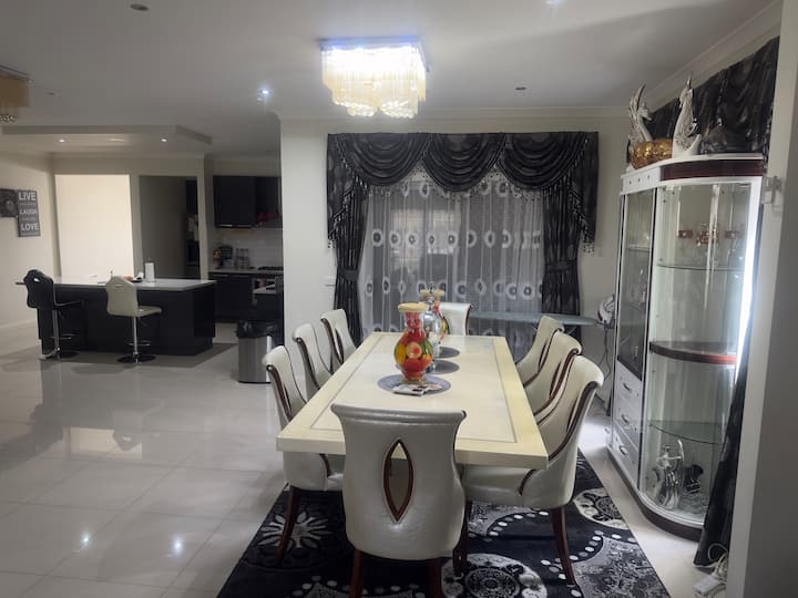 Luxury Melton House Room 1 - Melton