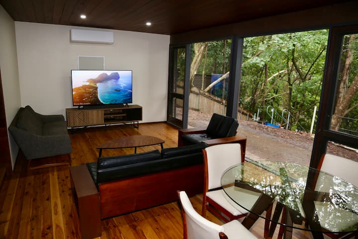 Keiraville 4 Bed Hilltop Home With Bushland Views - University of Wollongong, Wollongong campus