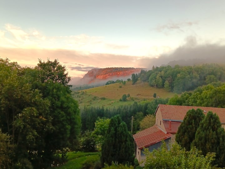 New! Historic Jura Retreat House & Spacious Garden - Oyonnax