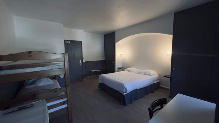 Chambre Familiale • Wi-fi • Parking • Devant Gare - Lohéac