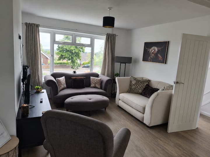 Modern Home • Sleeps 7 • Parking • Large Garden - Bedford