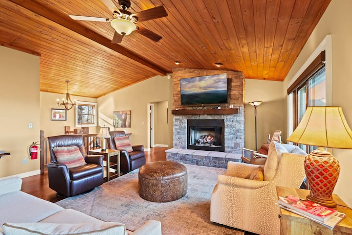 5br With Amazing Long Range Views + Hot Tub! - Beech Mountain, NC