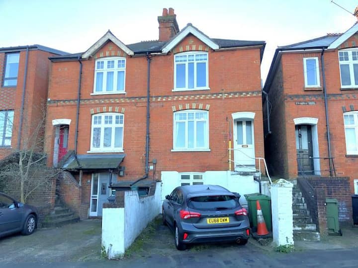 Townhouse With Parking - Godalming