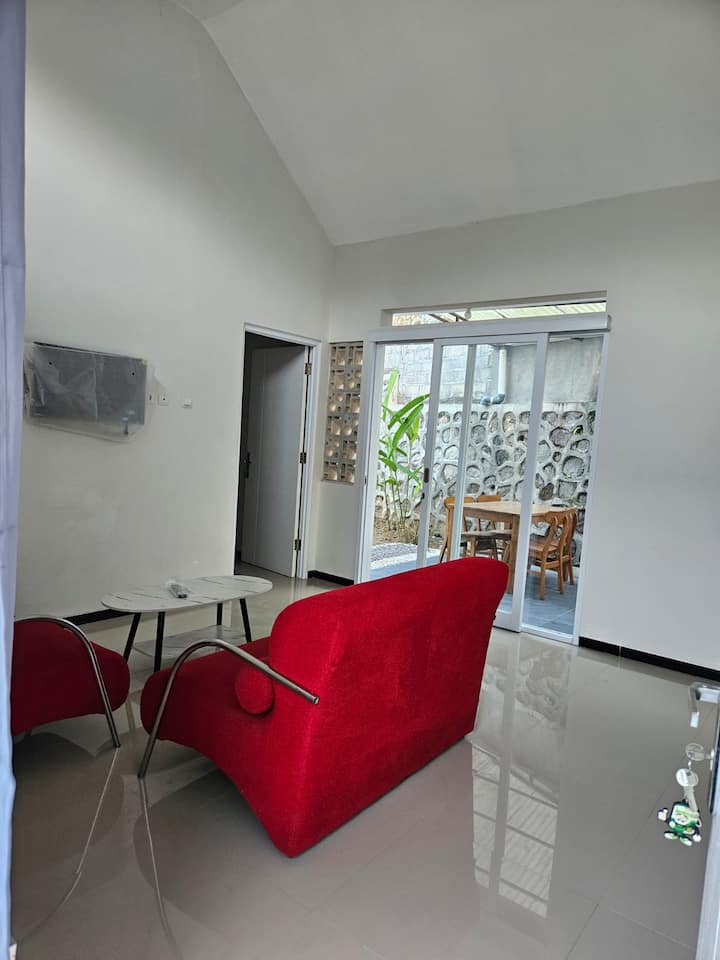 Azalea Gardenia Home Stay Magelang (Whole House) - Magelang