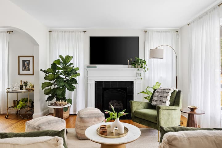 Airy 3br W/real Plants & Fenced Yard - Winston-Salem, NC