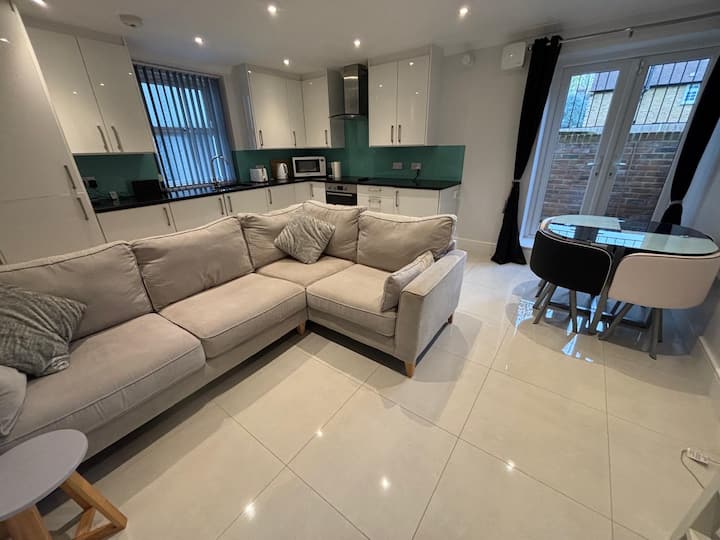 Stylish Ground Floor Flat By Sandown Park, Esher - Surbiton