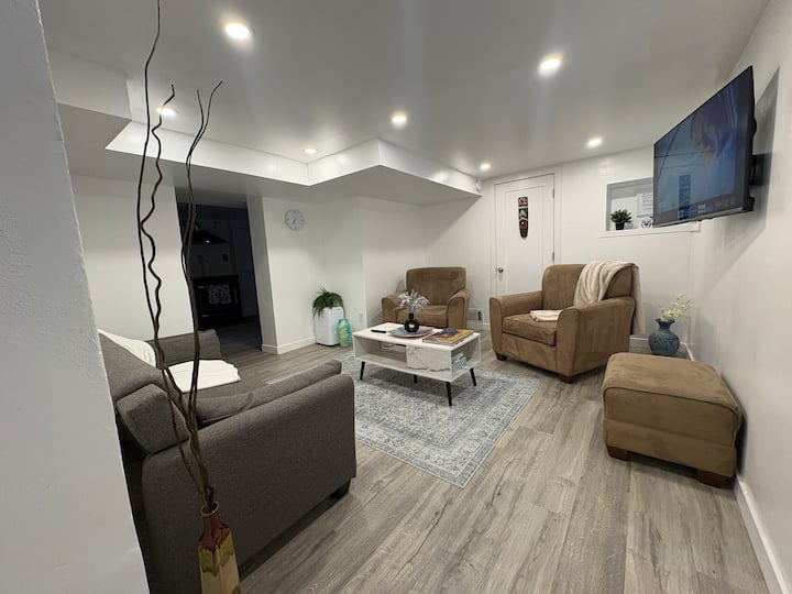 Silverado Suite: Modern Quiet 2br Queen's Downtown - Kingston