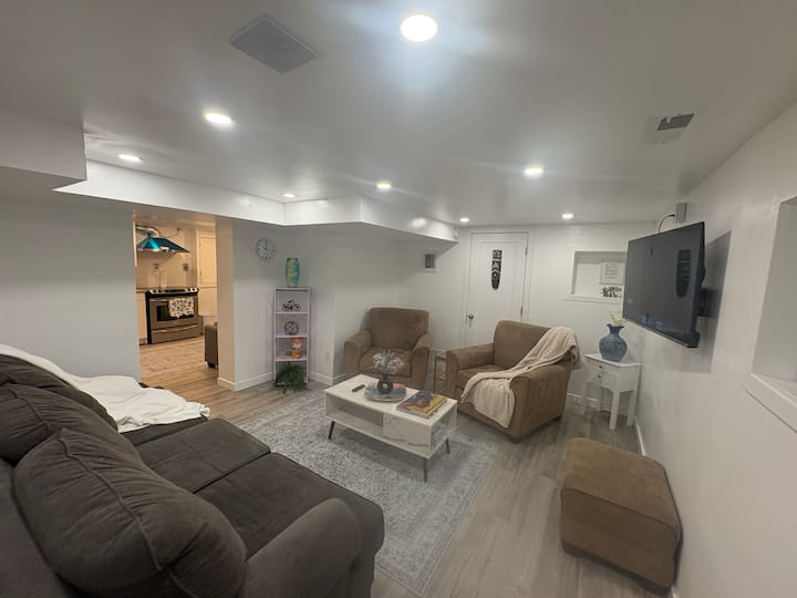 Silverado Suite: Modern Quiet 2br Queen's Downtown - Kingston