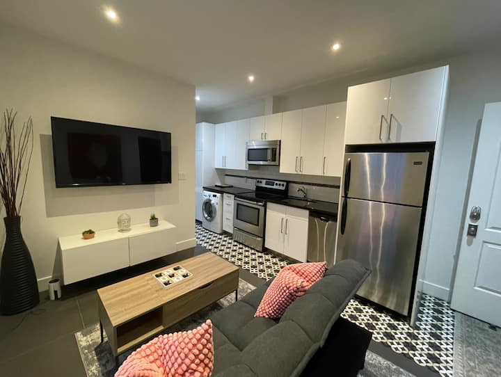 Urban Comfort Suite W/ Patio + Free Parking - Toronto