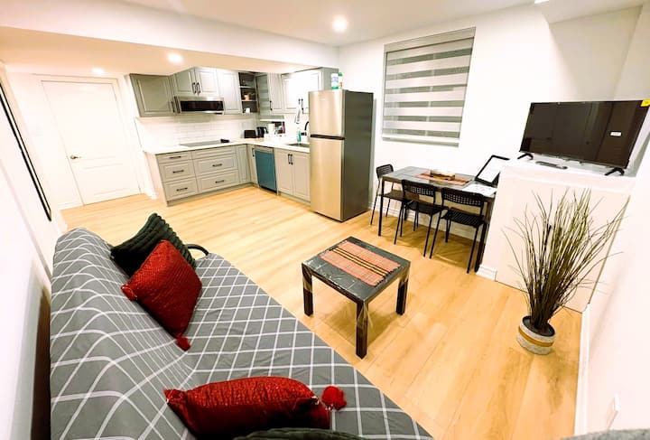 2bd Executive Suite With Separate Entrance - Milton