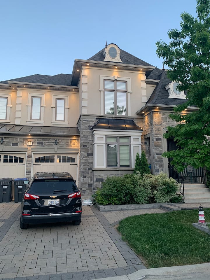 Entire 2 Bed Boutique Basement Suite - Near Parks - Mississauga