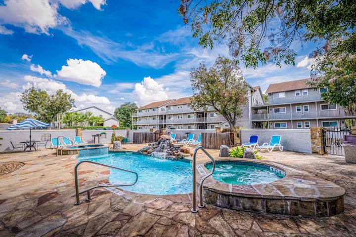 Clearwater Retreat Riverfront | 2b/2b | Sleeps 6 - New Braunfels, TX