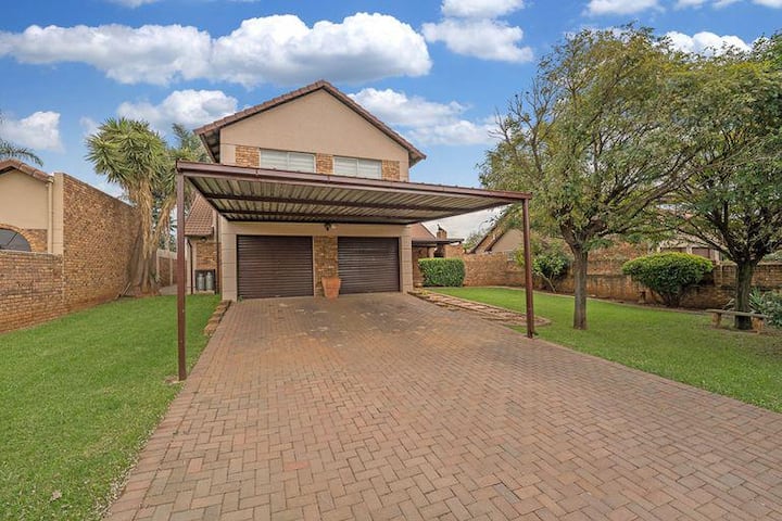 Secure House In Complex Near Or. Thambo Airport. - Kempton Park