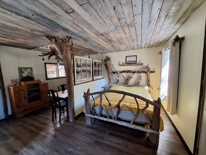 Off-grid Driftwood Cabin - United States