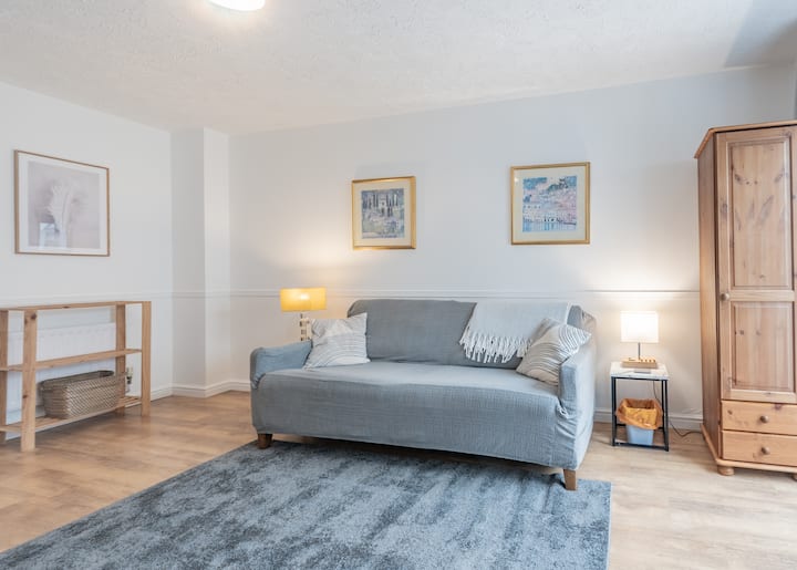 Cosy Home | Basildon | Ideal For Contractors - Basildon
