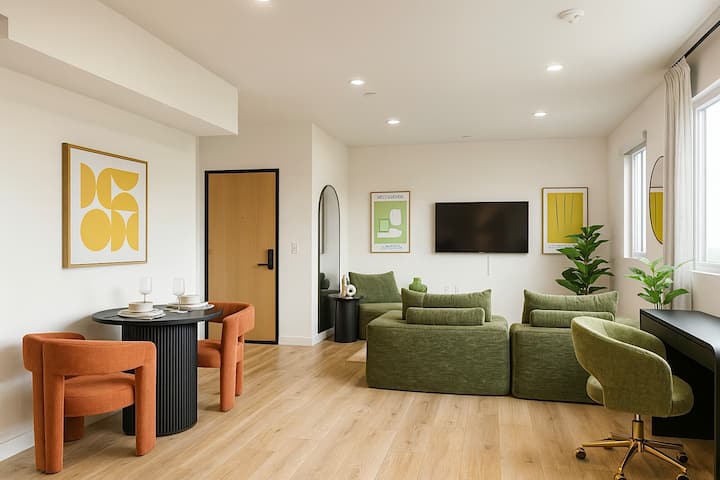 New Modern King Bed, Free Safe Parking, Balcony - West Hollywood, CA