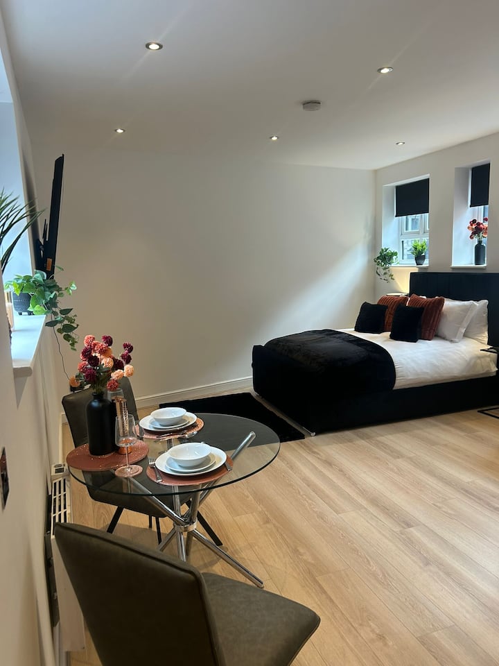 Brand New Studio Apartment Sleeps 3 - Leeds Bradford Airport (LBA)