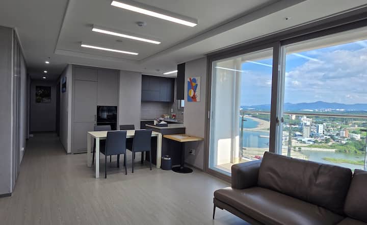 사천항구 하프오션뷰 스테이#6인실#3룸#해변#강릉스테이#강릉살기#경포 - South Korea