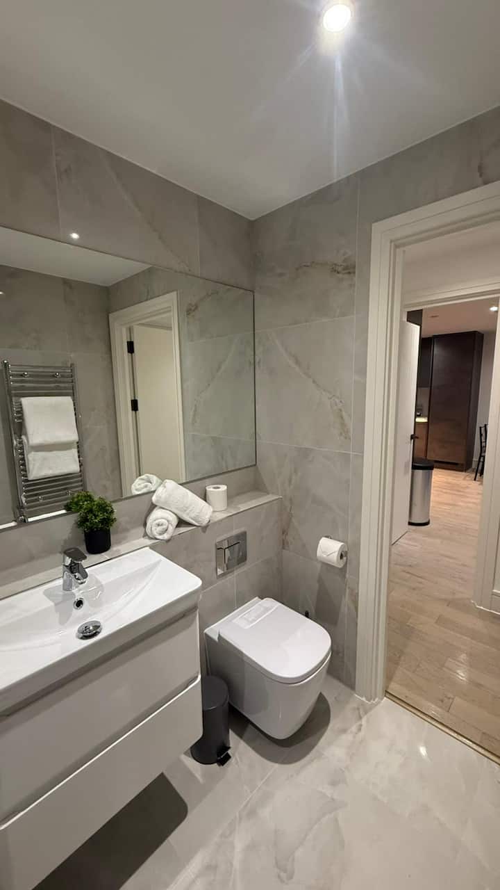 Stunning Three-bedrooms Apartment - Ilford