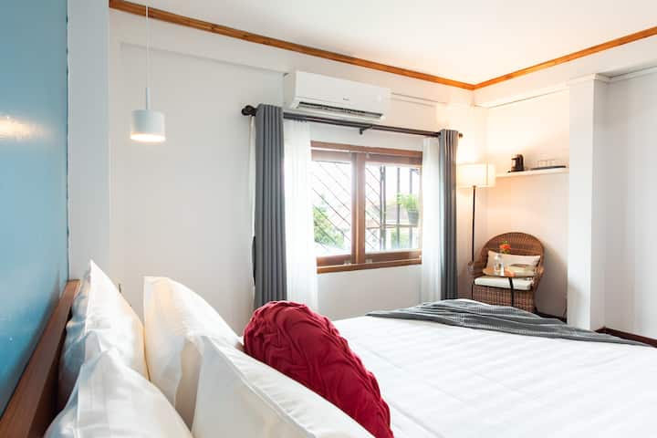 Quiet Spacious Near Mekong River • Free Laundry - Laos