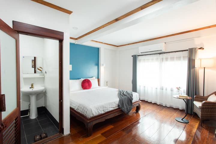 Quietspacious• Mekongriver• Nighmarket• Freewasher - Vientiane