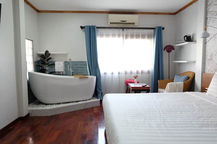 Bathtub Temple View Downtown Mekong River + Washer - Laos