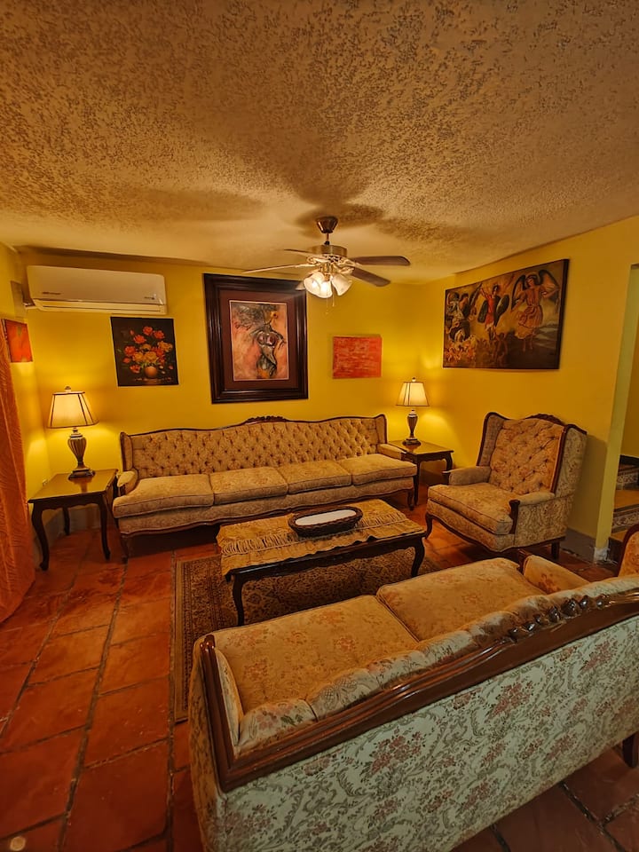 Besos Y Abrazos/paseo Santa Lucía /Centro Mty - Monterrey