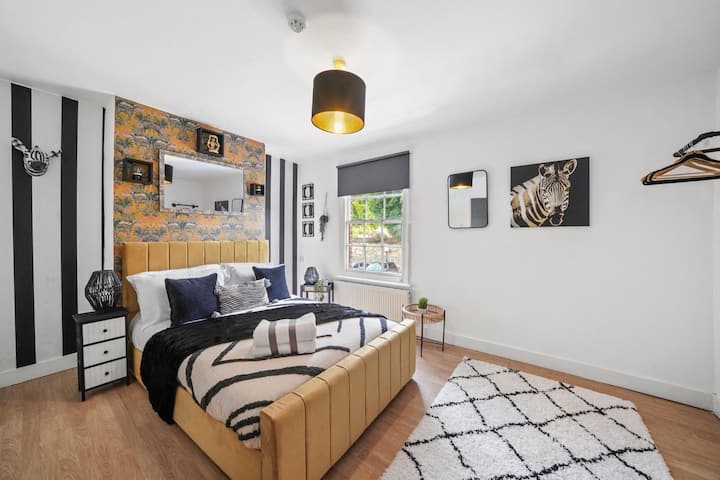 The City Canterbury Themed Retreat | Parking - Canterbury
