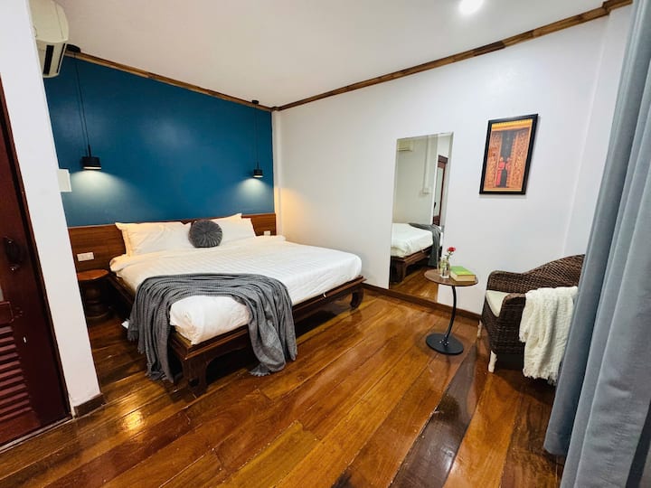 Walk To Night Marke•bus To Vang Vieng•free Laundry - Vientiane