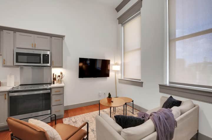 Near Hospitals & Dt | Vivid+parking+w/d+churchill - Louisville, KY