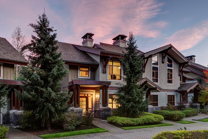 Luxe 4bd Village Townhome - Whistler