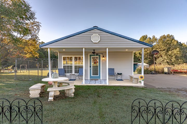 Mama Sara’s Cozy Cottage - Lake Frierson State Park, Jonesboro