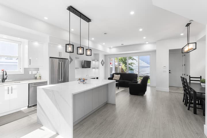 Luxe 5br Home In White Rock • Sleeps 10 - Langley