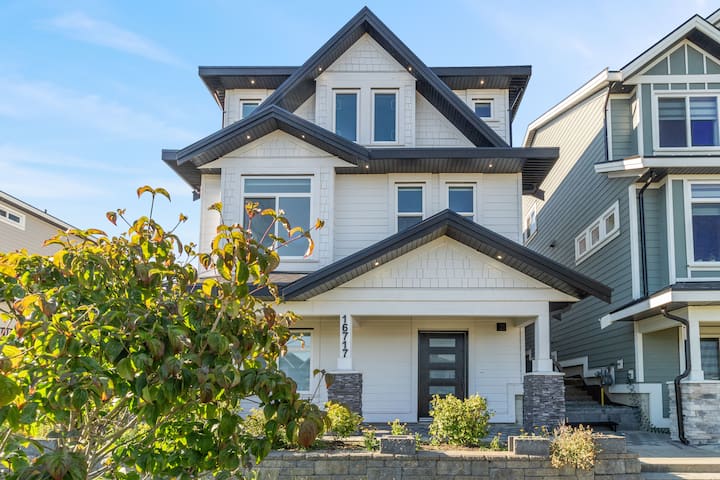 Spacious Luxury 5 Bedroom Home In White Rock - Surrey
