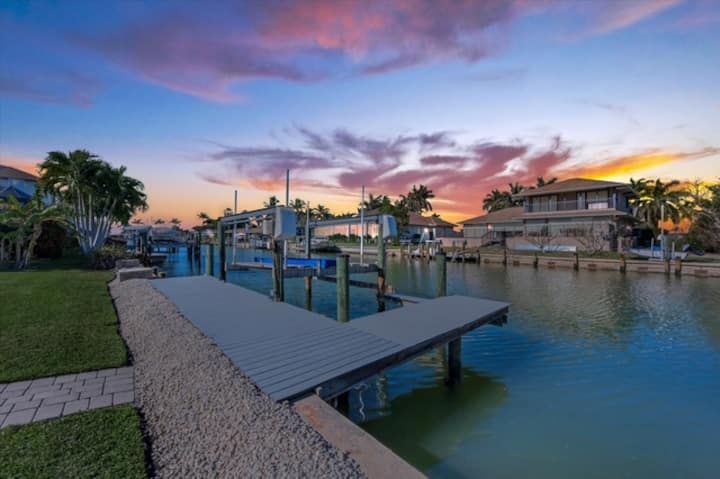 Waterfront Escape• 3br • Hot Tub • Gourmet Kitchen - Marco Island, FL