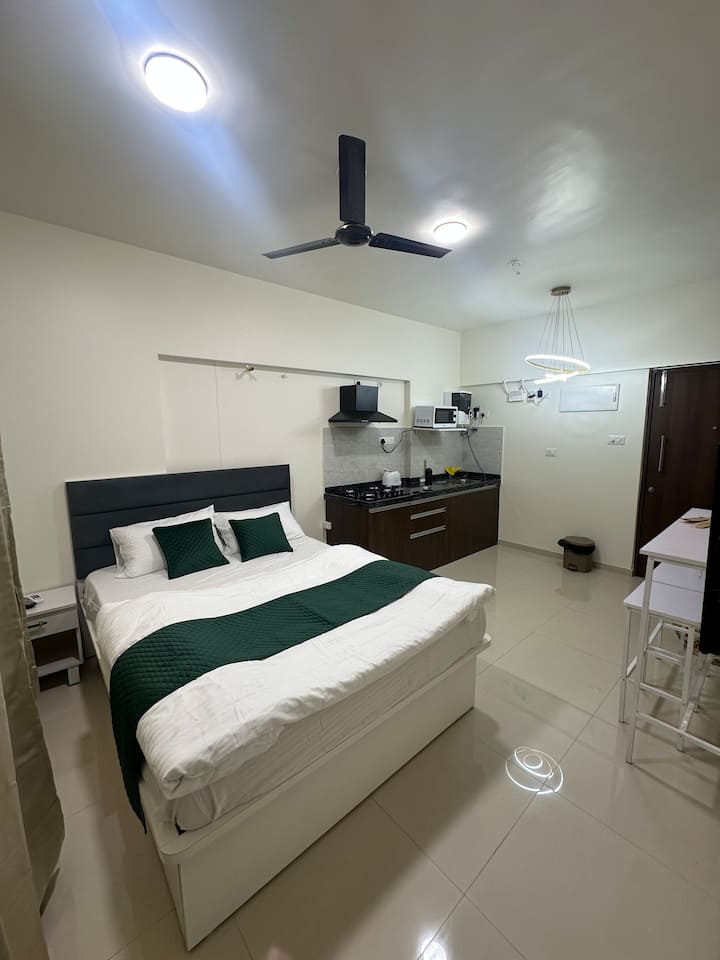 Studio Near Eon It Park | Prime Kharadi Stay | W/o - Pune