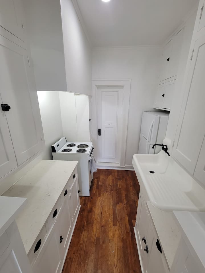 Charming Historic Stay With Balcony In Topeka - Topeka, KS
