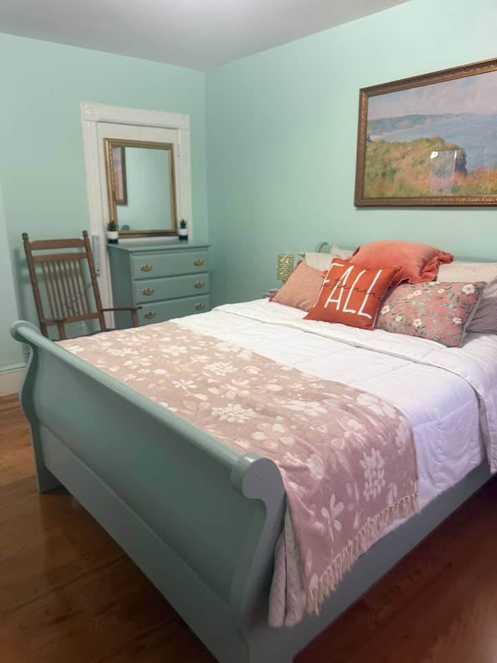 Cozy Bronx Retreat! Private Room Host On-site - The Bronx, NY