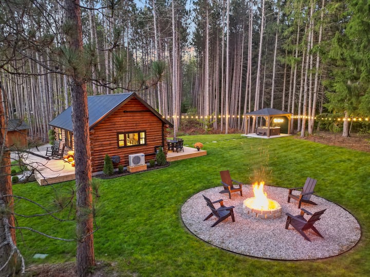 Luxury Couples Retreat W/hot Tub In Traverse City! - Interlochen, MI