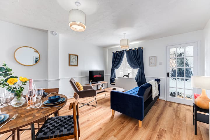 Modern Retreat For 5 | Perfect For Work & Relaxing - Bedford