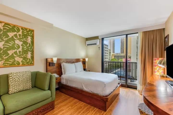 Brand New Listing! Waikiki Central Condo W/pool - O‘ahu, HI